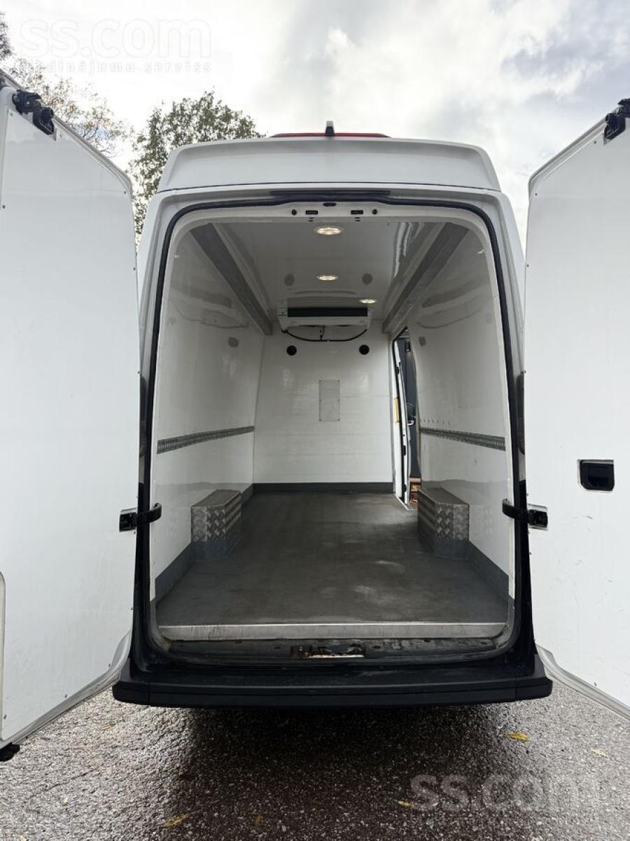 White Volkswagen Crafter 2020 in Tallinn, with an engine capacity of 2.00 L and mileage of 483 thousand km for 13999 €, photo 19 on AUTOMOTO.COM.LV