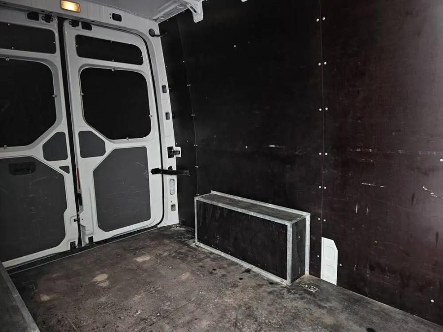 White Volkswagen Crafter 2021 in Jekabpils, with an engine capacity of 2.00 L and mileage of 154 thousand km for 19990 €, photo 13 on AUTOMOTO.COM.LV