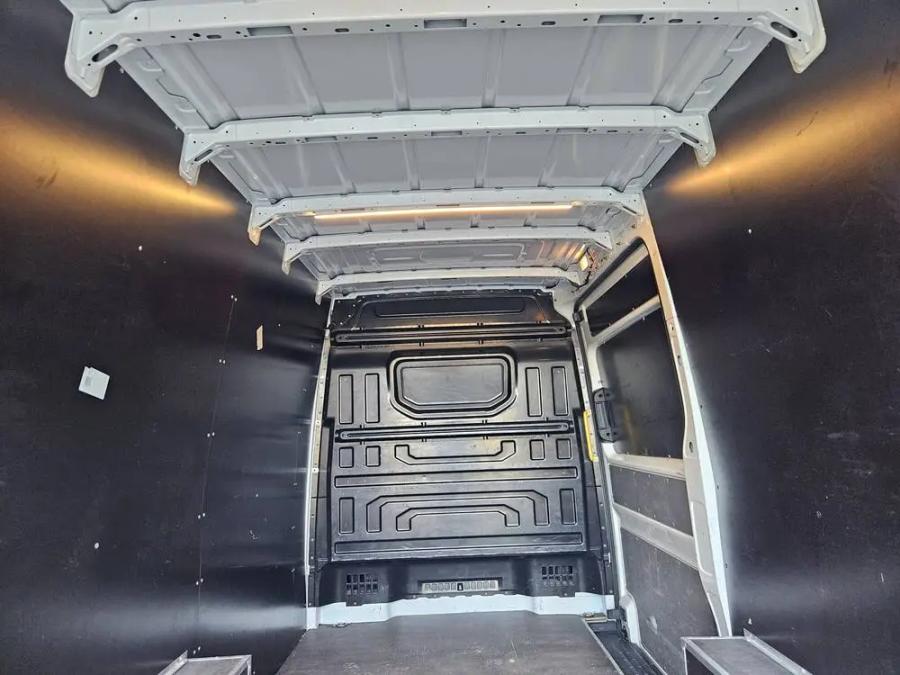 White Volkswagen Crafter 2021 in Jekabpils, with an engine capacity of 2.00 L and mileage of 154 thousand km for 19990 €, photo 15 on AUTOMOTO.COM.LV