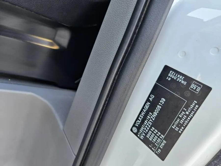 White Volkswagen Crafter 2021 in Jekabpils, with an engine capacity of 2.00 L and mileage of 154 thousand km for 19990 €, photo 16 on AUTOMOTO.COM.LV