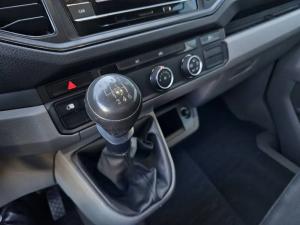 White Volkswagen Crafter 2021 in Jekabpils, with an engine capacity of 2.00 L and mileage of 154 thousand km for 19990 €, photo 19 on AUTOMOTO.COM.LV