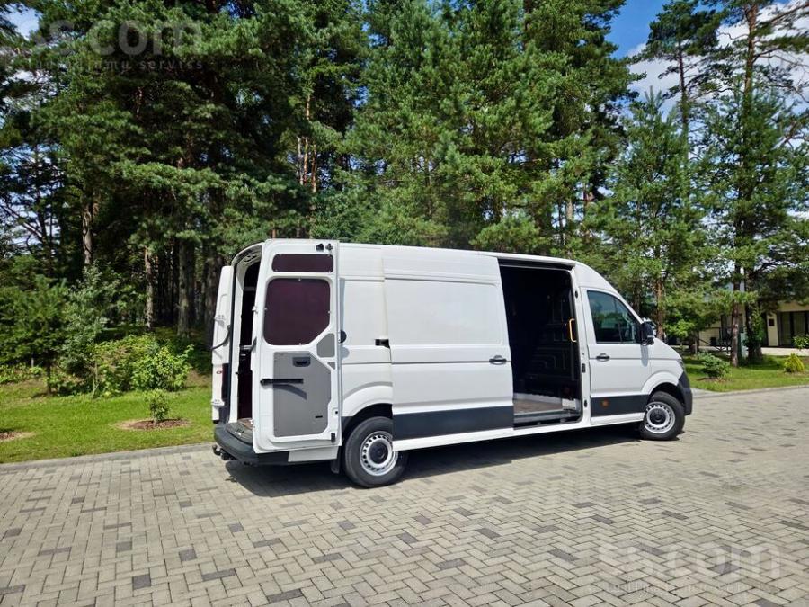 White Volkswagen Crafter 2023 in Valka, with an engine capacity of 2.00 L and mileage of 12 thousand km for 33999 €, photo 6 on AUTOMOTO.COM.LV