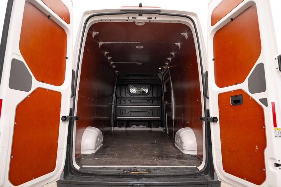 White Volkswagen Crafter 2020 in Jelgava, with an engine capacity of 2.00 L and mileage of 199 thousand km for 19900 €, photo 14 on AUTOMOTO.COM.LV