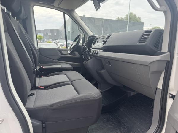 White Volkswagen Crafter 2021 in Riga, with an engine capacity of 2.00 L and mileage of 117 thousand km for 1790000 €, photo 7 on AUTOMOTO.COM.LV
