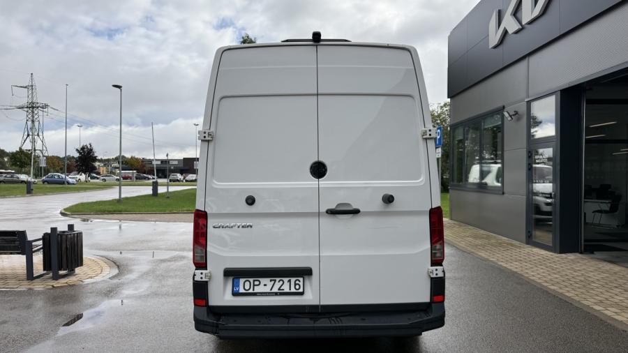 White Volkswagen Crafter 2021 in Riga, with an engine capacity of 2.00 L and mileage of 118 thousand km for 16500 €, photo 4 on AUTOMOTO.COM.LV