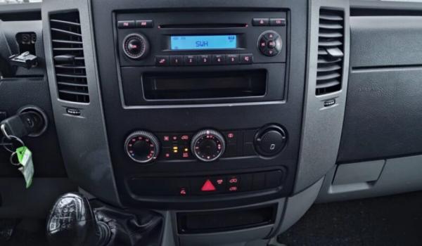 White Volkswagen Crafter 2013 in Riga, with an engine capacity of 2.00 L and mileage of 284 thousand km for 9490 €, photo 4 on AUTOMOTO.COM.LV