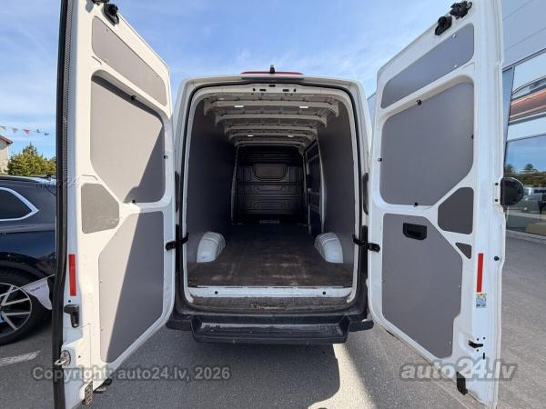White Volkswagen Crafter 2022 in Tallinn, with an engine capacity of 0.10 L and mileage of 48 thousand km for 12750 €, photo 7 on AUTOMOTO.COM.LV