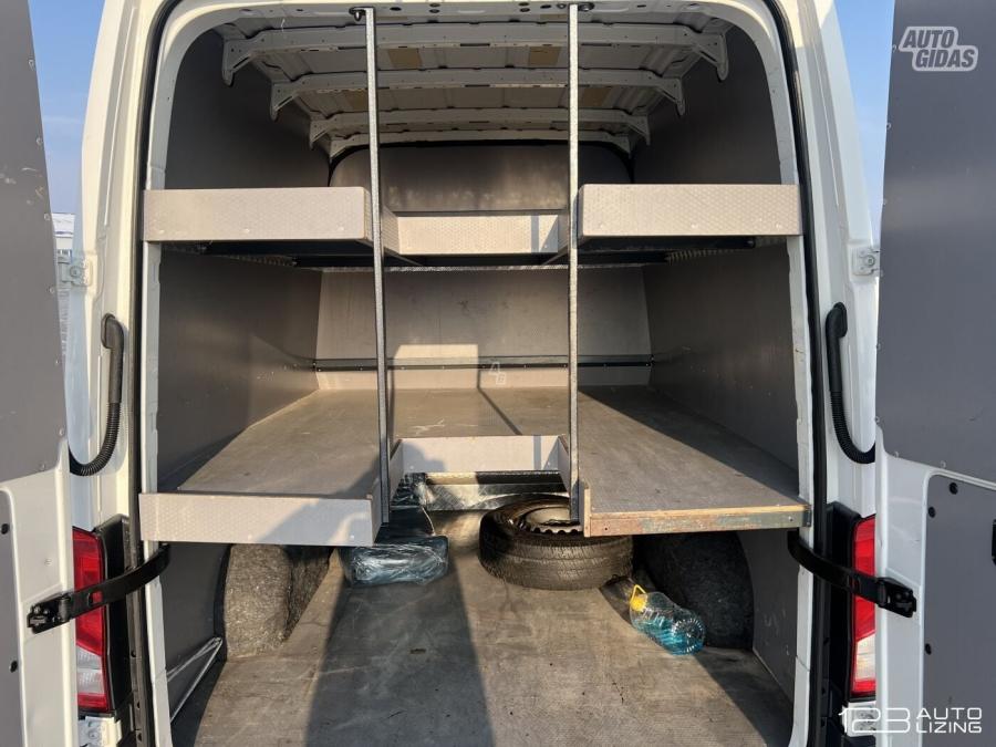 White Volkswagen Crafter 2019 in Taurage, with an engine capacity of 2.00 L and mileage of 883 thousand km for 10600 €, photo 21 on AUTOMOTO.COM.LV