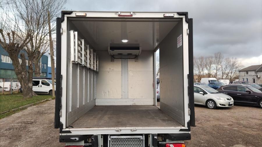 White Volkswagen Crafter 2019 in Klaipeda, with an engine capacity of 2.00 L and mileage of 250 thousand km for 22615 €, photo 15 on AUTOMOTO.COM.LV