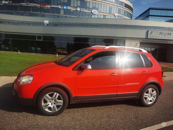 Red Volkswagen cross-polo 2009 in Vilnius, with an engine capacity of 1.40 L and mileage of 196 thousand km for 2750 €, photo 6 on AUTOMOTO.COM.LV