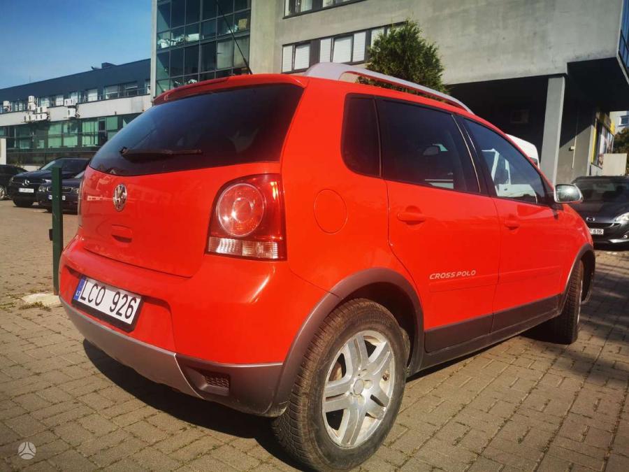 Red Volkswagen cross-polo 2009 in Vilnius, with an engine capacity of 1.40 L and mileage of 196 thousand km for 2750 €, photo 9 on AUTOMOTO.COM.LV