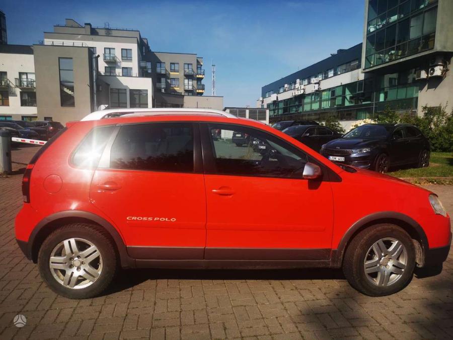 Red Volkswagen cross-polo 2009 in Vilnius, with an engine capacity of 1.40 L and mileage of 196 thousand km for 2750 €, photo 12 on AUTOMOTO.COM.LV