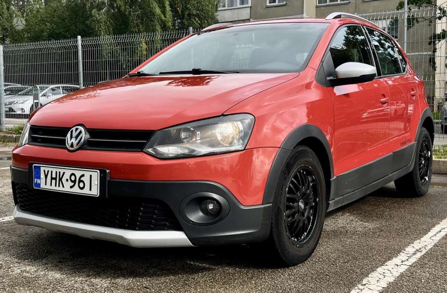 Red Volkswagen cross-polo 2010 in Radviliskis, with an engine capacity of 1.60 L and mileage of 235 thousand km for 4450 €, photo 1 on AUTOMOTO.COM.LV
