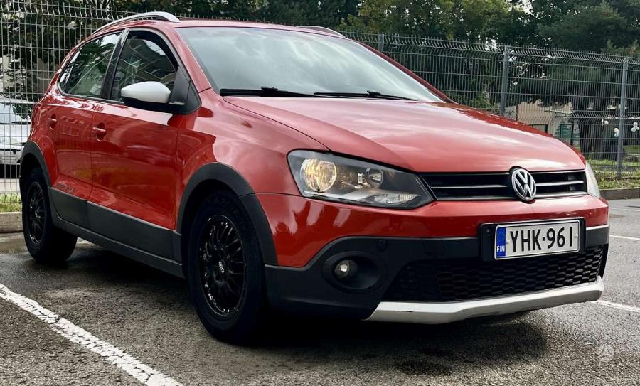 Red Volkswagen cross-polo 2010 in Radviliskis, with an engine capacity of 1.60 L and mileage of 235 thousand km for 4450 €, photo 3 on AUTOMOTO.COM.LV