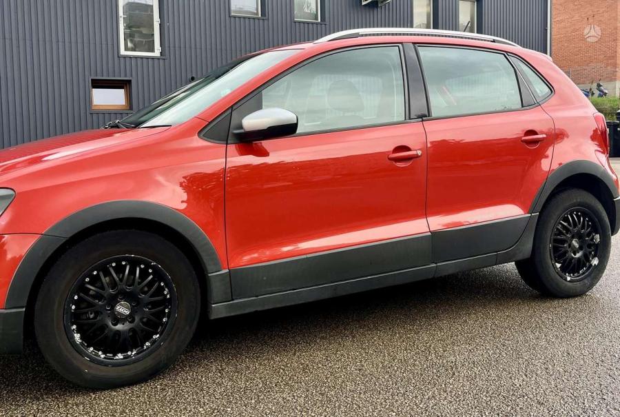 Red Volkswagen cross-polo 2010 in Radviliskis, with an engine capacity of 1.60 L and mileage of 235 thousand km for 4450 €, photo 5 on AUTOMOTO.COM.LV