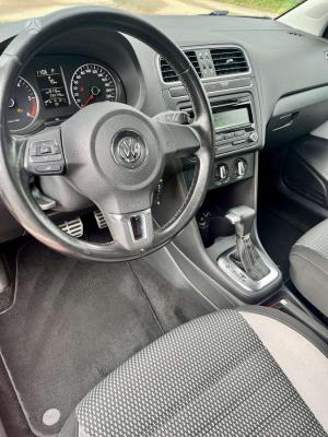 Red Volkswagen cross-polo 2010 in Radviliskis, with an engine capacity of 1.60 L and mileage of 235 thousand km for 4450 €, photo 8 on AUTOMOTO.COM.LV