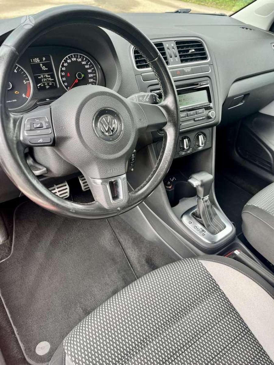 Red Volkswagen cross-polo 2010 in Radviliskis, with an engine capacity of 1.60 L and mileage of 235 thousand km for 4450 €, photo 8 on AUTOMOTO.COM.LV