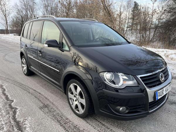 Melns Volkswagen cross-touran 2007 Viļņa, ar dzinēja tilpumu 1.90 L un nobraukumu 25 tūkst. km par 4350 €, foto 1 vietnē AUTOMOTO.COM.LV