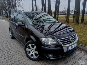 Black Volkswagen cross-touran 2008 in Kaunas, with an engine capacity of 2.00 L and mileage of 322 thousand km for 3250 €, photo 3 on AUTOMOTO.COM.LV