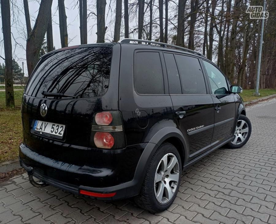 Black Volkswagen cross-touran 2008 in Kaunas, with an engine capacity of 2.00 L and mileage of 322 thousand km for 3250 €, photo 5 on AUTOMOTO.COM.LV