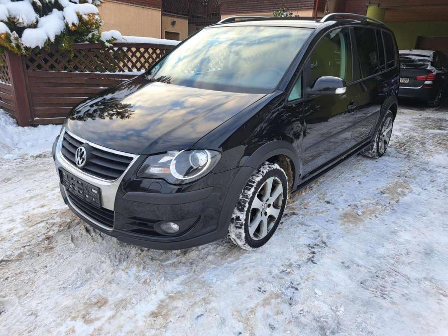 Black Volkswagen cross-touran 2008 in Birzai, with an engine capacity of 1.39 L and mileage of 185 thousand km for 3150 €, photo 2 on AUTOMOTO.COM.LV