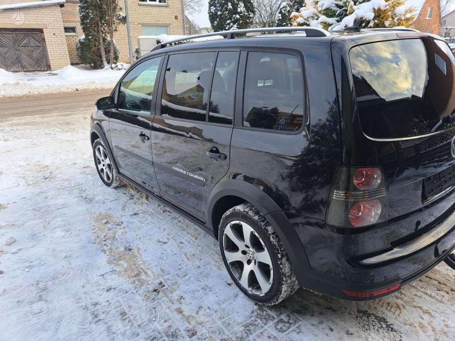 Black Volkswagen cross-touran 2008 in Birzai, with an engine capacity of 1.39 L and mileage of 185 thousand km for 3150 €, photo 5 on AUTOMOTO.COM.LV