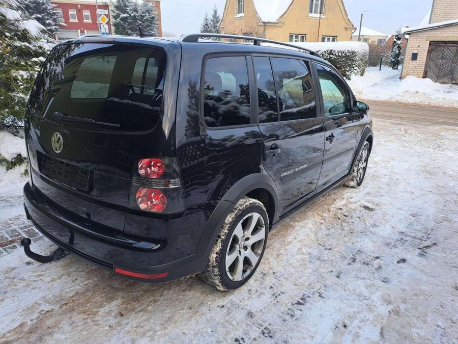 Black Volkswagen cross-touran 2008 in Birzai, with an engine capacity of 1.39 L and mileage of 185 thousand km for 3150 €, photo 6 on AUTOMOTO.COM.LV