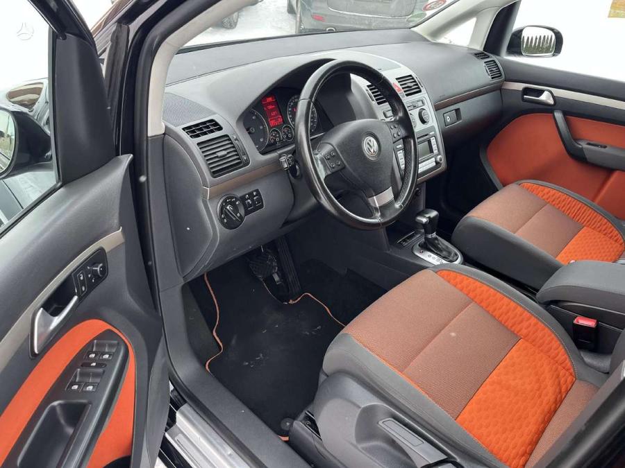 Melns Volkswagen cross-touran 2008 Vilkaviškis, ar dzinēja tilpumu 2.00 L un nobraukumu 275 tūkst. km par 3700 €, foto 10 vietnē AUTOMOTO.COM.LV