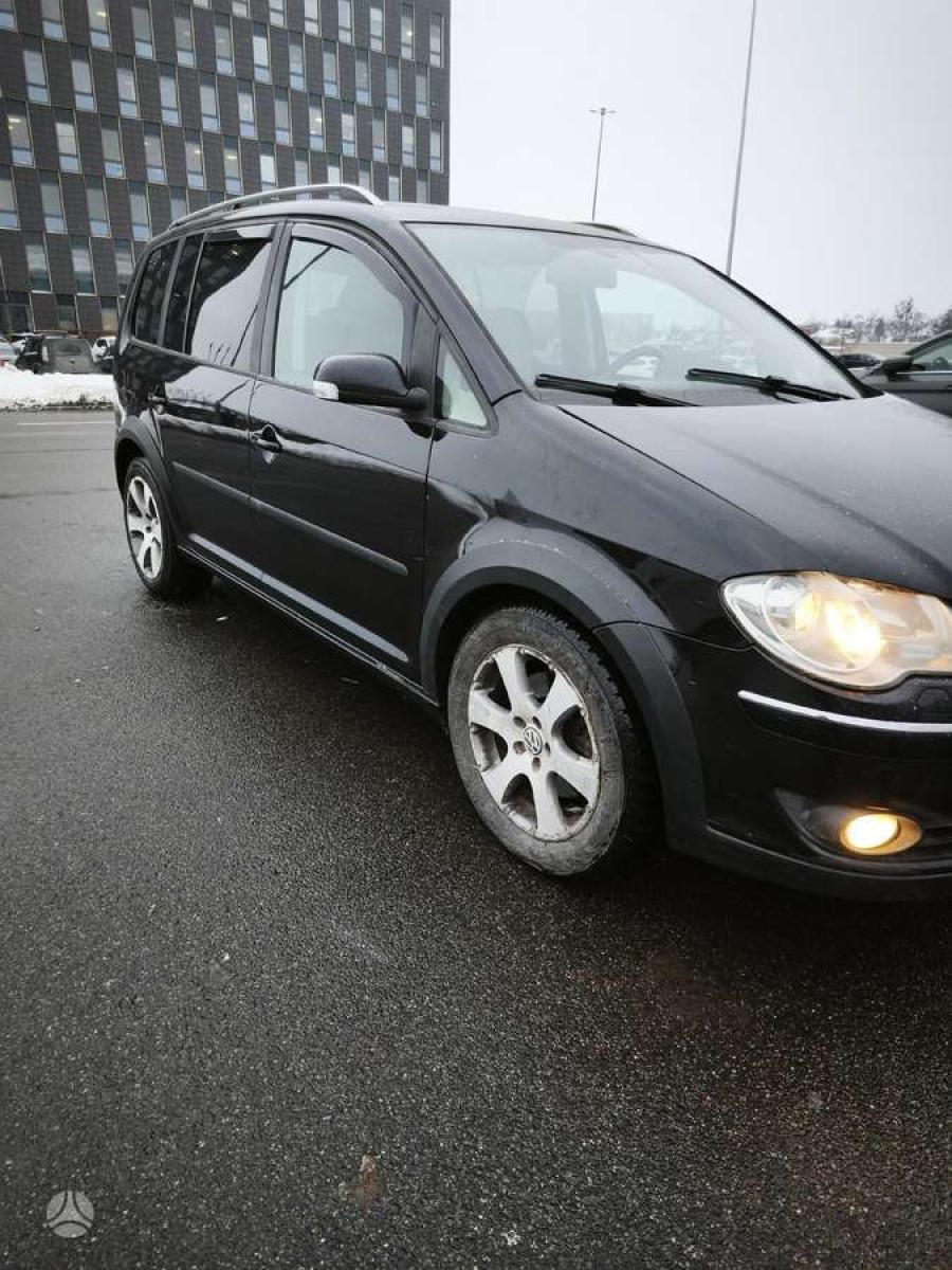 Melns Volkswagen cross-touran 2008 Kauņa, ar dzinēja tilpumu 2.00 L un nobraukumu 348 tūkst. km par 2850 €, foto 5 vietnē AUTOMOTO.COM.LV