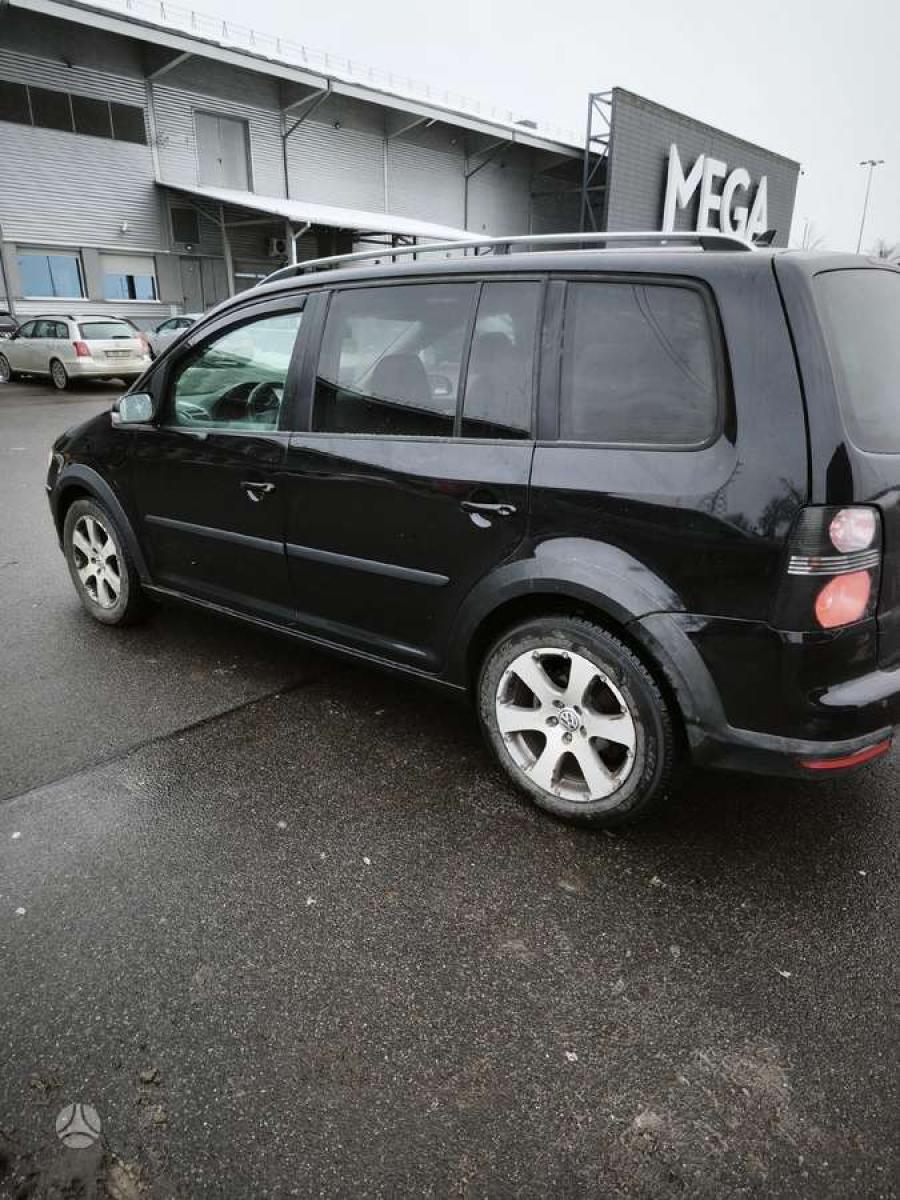 Melns Volkswagen cross-touran 2008 Kauņa, ar dzinēja tilpumu 2.00 L un nobraukumu 348 tūkst. km par 2850 €, foto 10 vietnē AUTOMOTO.COM.LV