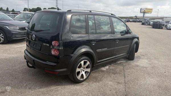 Black Volkswagen cross-touran 2008 in Marijampole, with an engine capacity of 2.00 L and mileage of 218 thousand km for 4050 €, photo 3 on AUTOMOTO.COM.LV