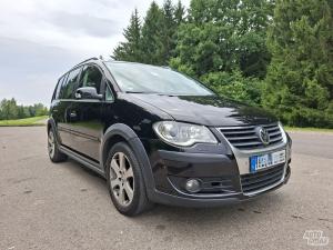 Black Volkswagen cross-touran 2008 in Telschi, with an engine capacity of 2.00 L and mileage of 339 thousand km for 3300 €, photo 3 on AUTOMOTO.COM.LV