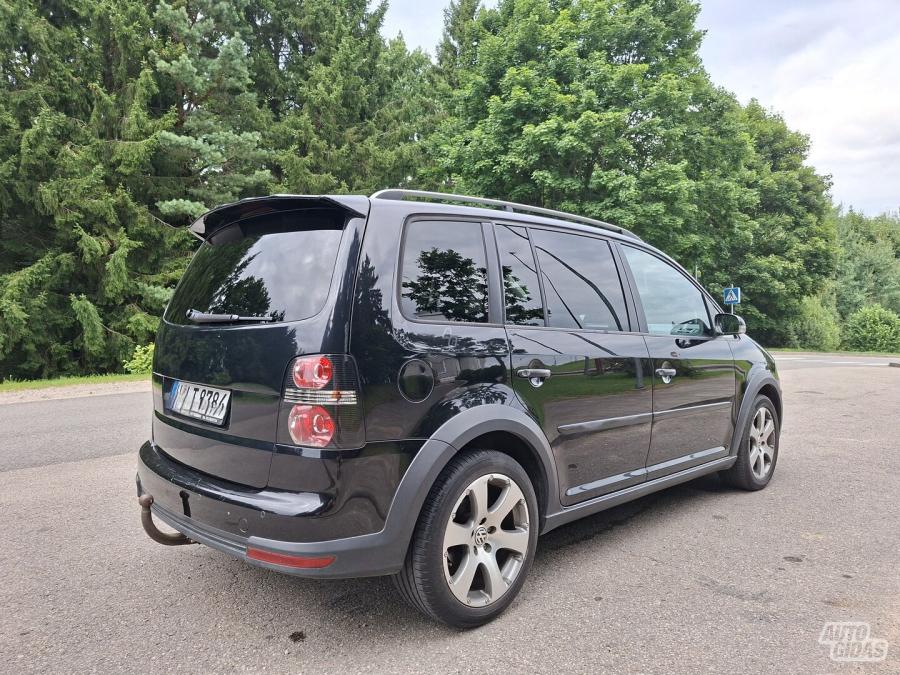 Black Volkswagen cross-touran 2008 in Telschi, with an engine capacity of 2.00 L and mileage of 339 thousand km for 3300 €, photo 4 on AUTOMOTO.COM.LV