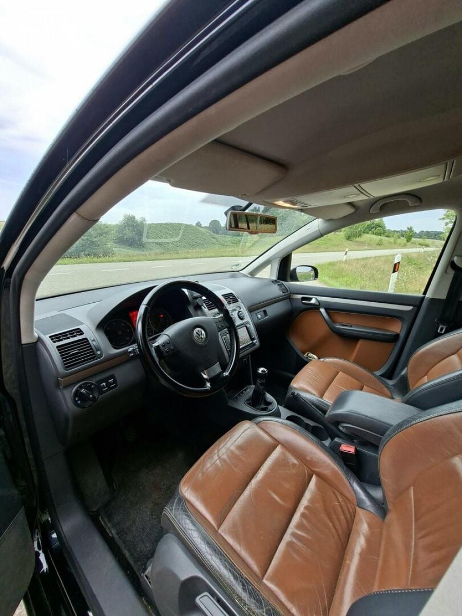Black Volkswagen cross-touran 2008 in Telschi, with an engine capacity of 2.00 L and mileage of 339 thousand km for 3300 €, photo 6 on AUTOMOTO.COM.LV