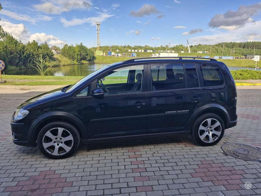 Black Volkswagen cross-touran 2009 in Vilnius, with an engine capacity of 1.40 L and mileage of 227 thousand km for 4150 €, photo 3 on AUTOMOTO.COM.LV