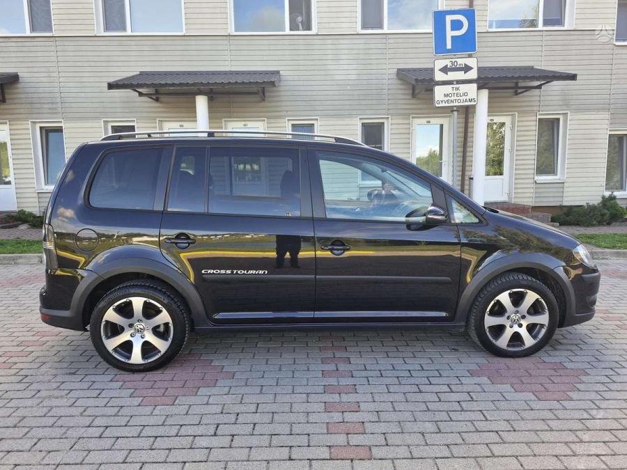 Black Volkswagen cross-touran 2009 in Vilnius, with an engine capacity of 1.40 L and mileage of 227 thousand km for 4150 €, photo 5 on AUTOMOTO.COM.LV