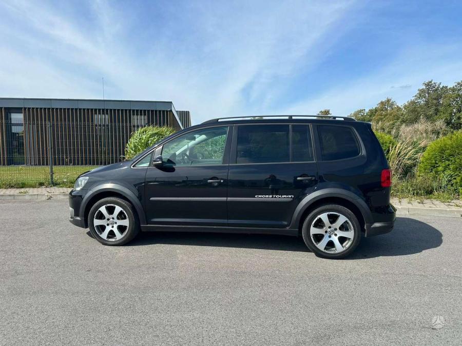 Black Volkswagen cross-touran 2012 in Klaipeda, with an engine capacity of 1.60 L and mileage of 249 thousand km for 6350 €, photo 3 on AUTOMOTO.COM.LV