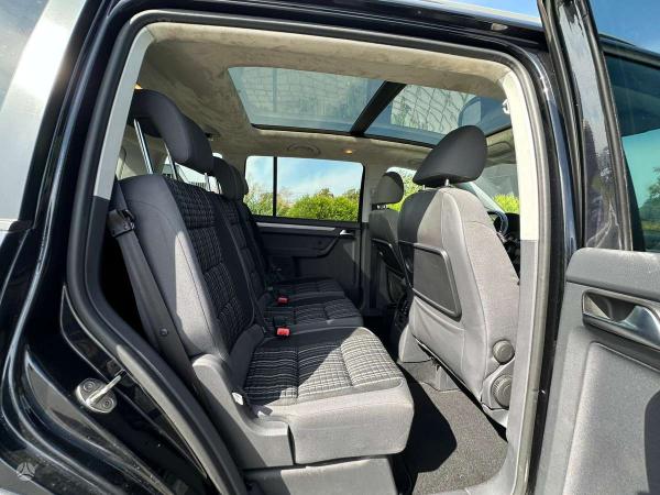 Volkswagen cross-touran 2012 in Klaipeda on AUTOMOTO.COM.LV Black Volkswagen cross-touran 2012 in Klaipeda, with an engine capacity of 1.60 L and mileage of 249 thousand km for 6350 €, photo 8 on AUTOMOTO.COM.LV