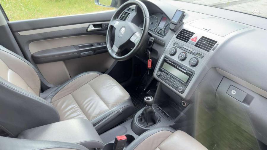 Brūns Volkswagen cross-touran 2008 Viļņa, ar dzinēja tilpumu 1.97 L un nobraukumu 277 tūkst. km par 5400 €, foto 6 vietnē AUTOMOTO.COM.LV