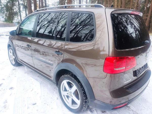 Brown Volkswagen cross-touran 2011 in Utena, with an engine capacity of 1.39 L and mileage of 222 thousand km for 6300 €, photo 1 on AUTOMOTO.COM.LV