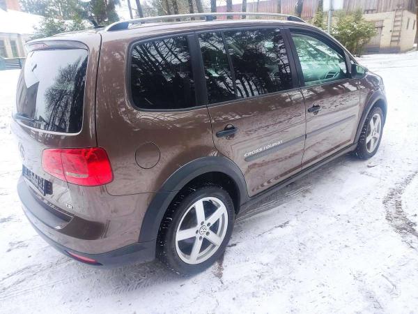 Brown Volkswagen cross-touran 2011 in Utena, with an engine capacity of 1.39 L and mileage of 222 thousand km for 6300 €, photo 6 on AUTOMOTO.COM.LV