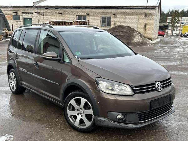 Brown Volkswagen cross-touran 2013 in Druskininkai, with an engine capacity of 1.40 L and mileage of 274 thousand km for 3700 €, photo 1 on AUTOMOTO.COM.LV