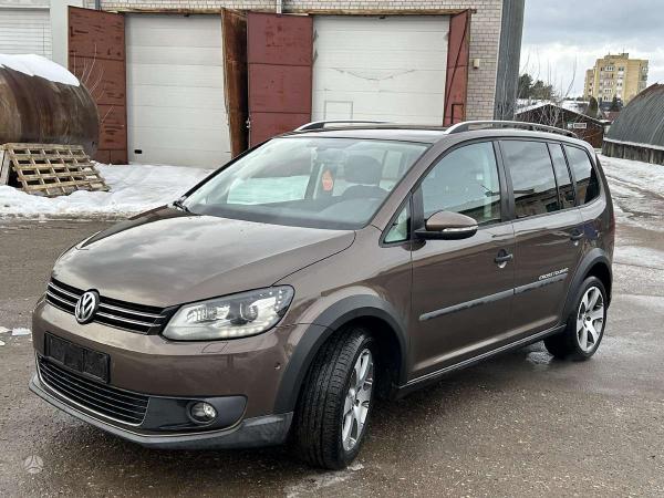Brown Volkswagen cross-touran 2013 in Druskininkai, with an engine capacity of 1.40 L and mileage of 274 thousand km for 3700 €, photo 3 on AUTOMOTO.COM.LV