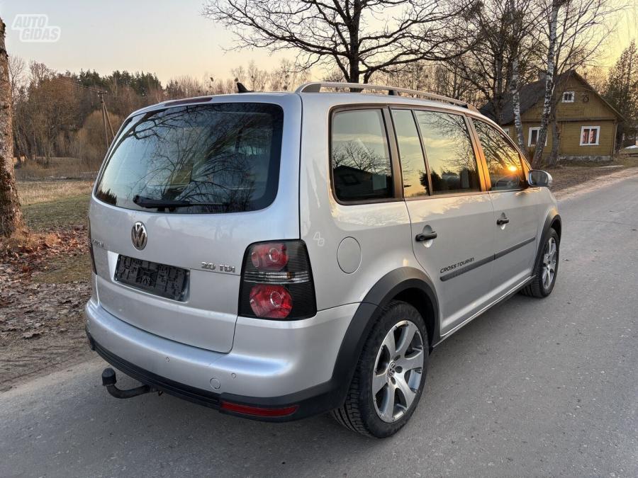 Grey Volkswagen cross-touran 2009 in Varena, with an engine capacity of 2.00 L and mileage of 275 thousand km for 4100 €, photo 3 on AUTOMOTO.COM.LV