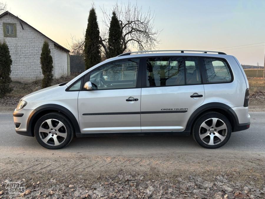 Grey Volkswagen cross-touran 2009 in Varena, with an engine capacity of 2.00 L and mileage of 275 thousand km for 4100 €, photo 5 on AUTOMOTO.COM.LV