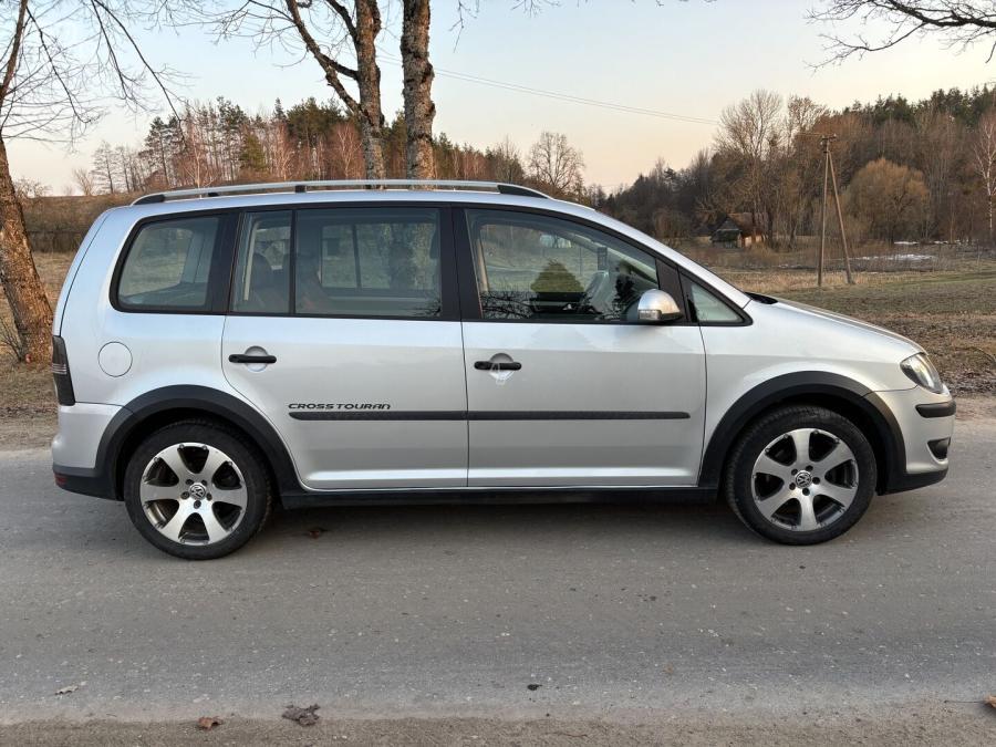 Grey Volkswagen cross-touran 2009 in Varena, with an engine capacity of 2.00 L and mileage of 275 thousand km for 4100 €, photo 6 on AUTOMOTO.COM.LV