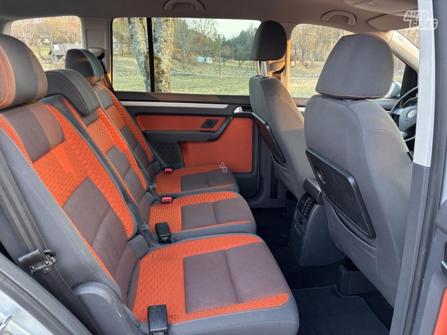 Grey Volkswagen cross-touran 2009 in Varena, with an engine capacity of 2.00 L and mileage of 275 thousand km for 4100 €, photo 8 on AUTOMOTO.COM.LV