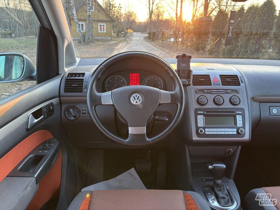 Grey Volkswagen cross-touran 2009 in Varena, with an engine capacity of 2.00 L and mileage of 275 thousand km for 4100 €, photo 9 on AUTOMOTO.COM.LV
