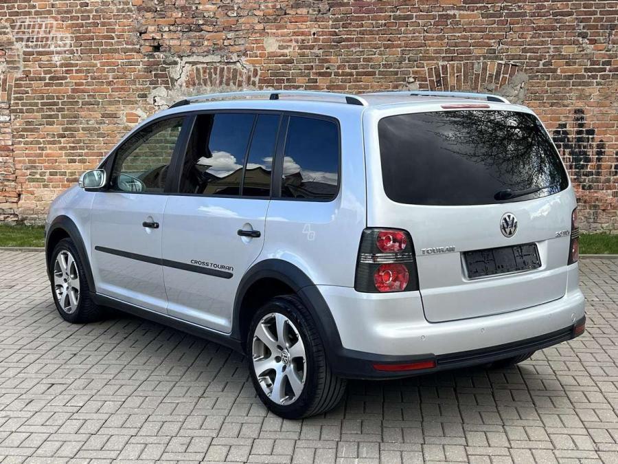 Pelēks Volkswagen cross-touran 2007 Kėdainiai, ar dzinēja tilpumu 2.00 L un nobraukumu 275 tūkst. km par 3999 €, foto 5 vietnē AUTOMOTO.COM.LV