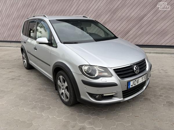 Серый Фольксваген Кросс Туран 2007 в Паневежис, объемом двигателя 2.00 л и пробегом 239 тыс. км за 3350 €, фото 1 на AUTOMOTO.COM.LV